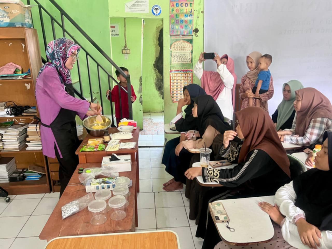 PKBM Maritim Labuan Bekali Siswa dengan Keterampilan Membuat Kue dan ...